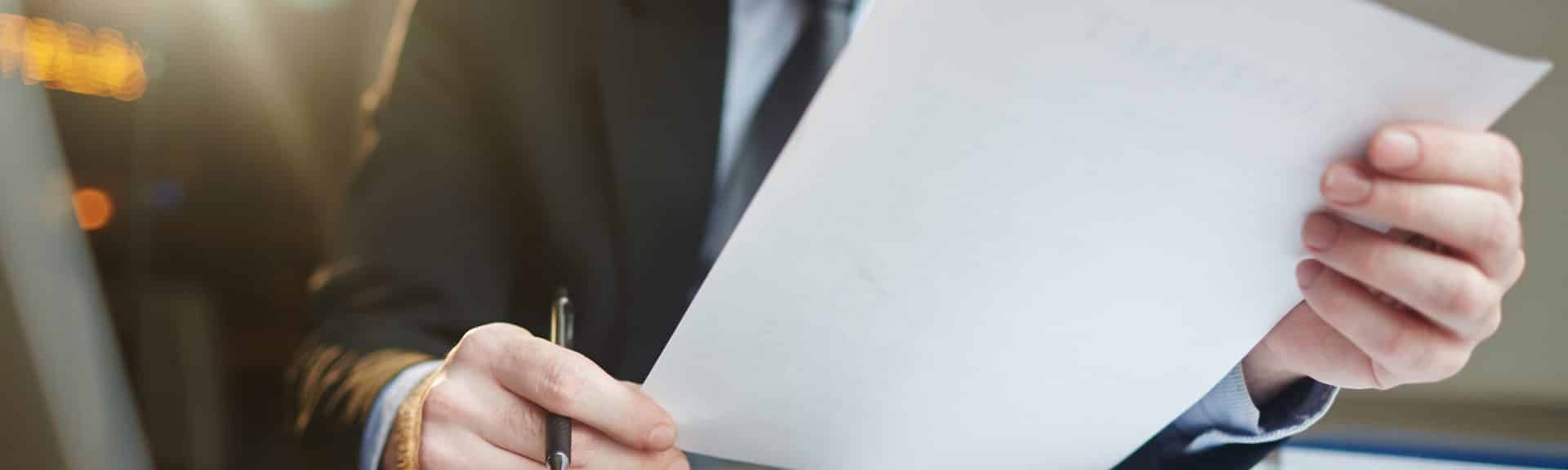 Devenir greffier : Rôle, études, salaire - UCLy